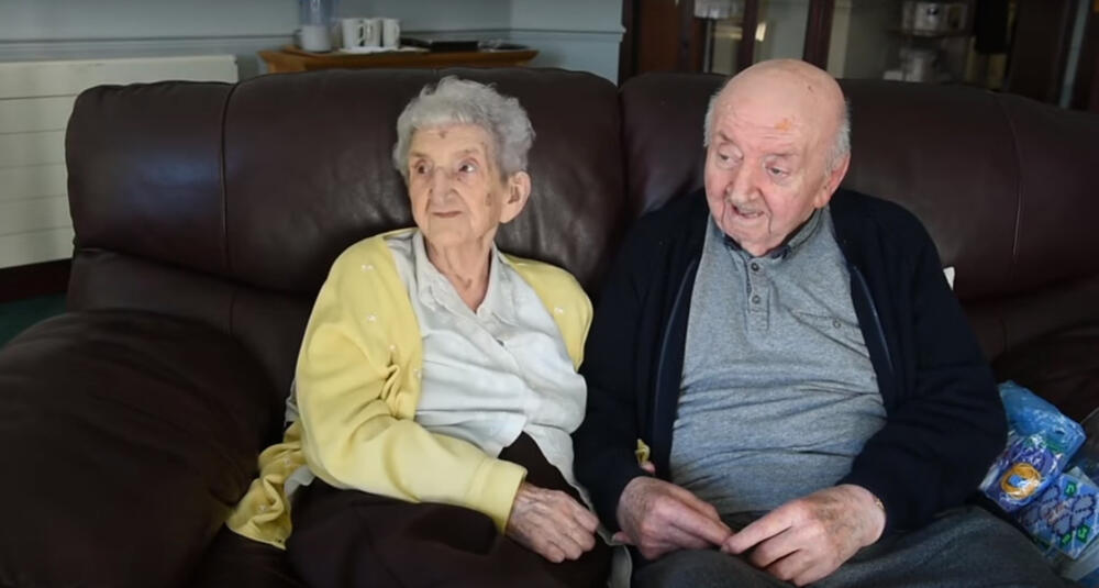 Tom Ima 80 živi U Domu Ali Majka I Dalje Brine O Njemu