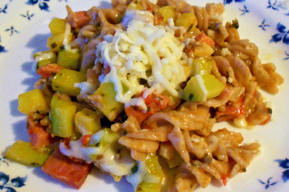 Makarone sa povrćem i slaninom