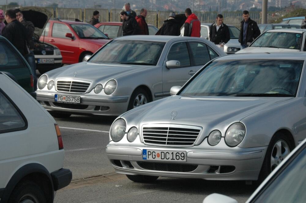 Slaba prodaja na auto-pijaci na Tuškom putu: Svi gledaju, a kupaca nigdje