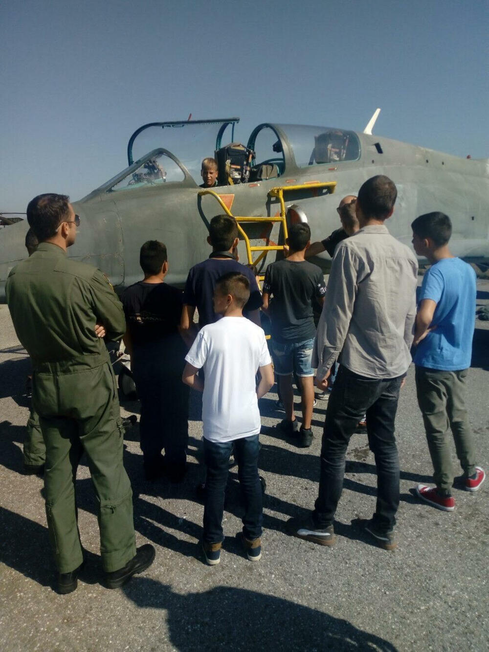 Štićenici Dječjeg doma "Mladost" posjetili vojni aerodrom "Knjaz Danilo"