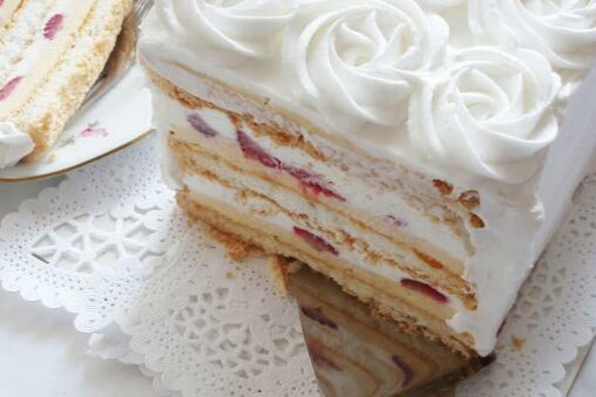 Prava proljećna poslastica: Beze torta sa jagodama