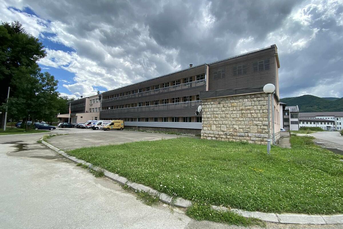 Berane: U tuči korišćene mačete i palice, pa polomljena i vrata bolnice