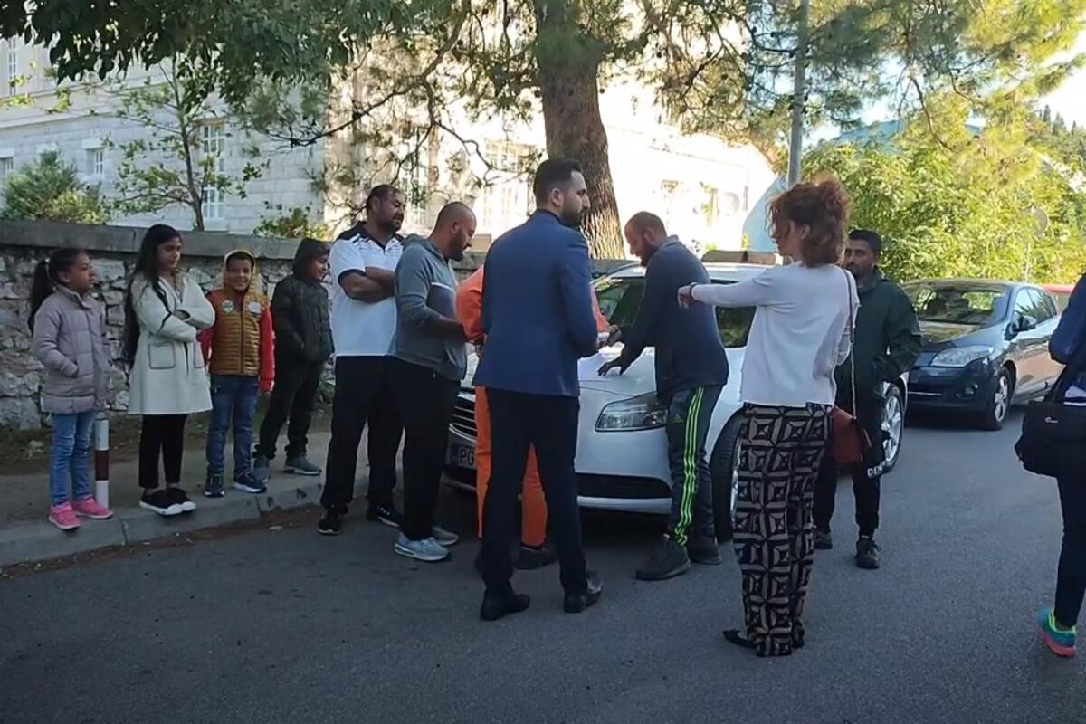 Romska djeca sa Vrela ribničkih ne idu u školu jer nema prevoza ...