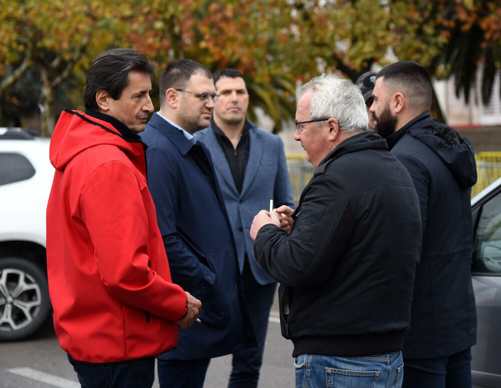 Demonstranti gađali policiju, korišćen biber sprej, dvije osobe se ...