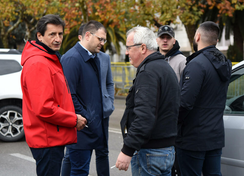 Demonstranti gađali policiju, korišćen biber sprej, dvije osobe se ...