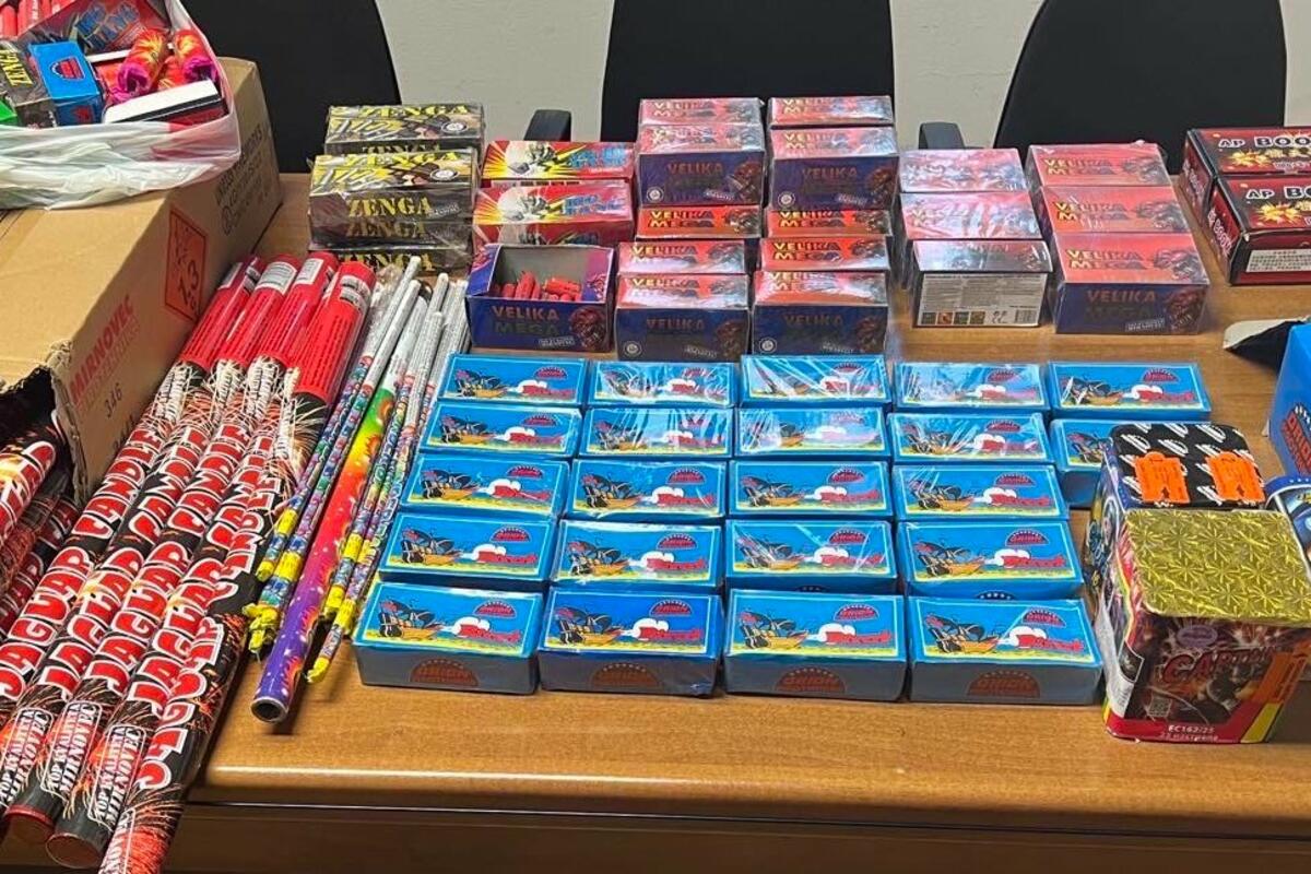 U Baru oduzeto 7.279 komada petardi i 54 vatrometa