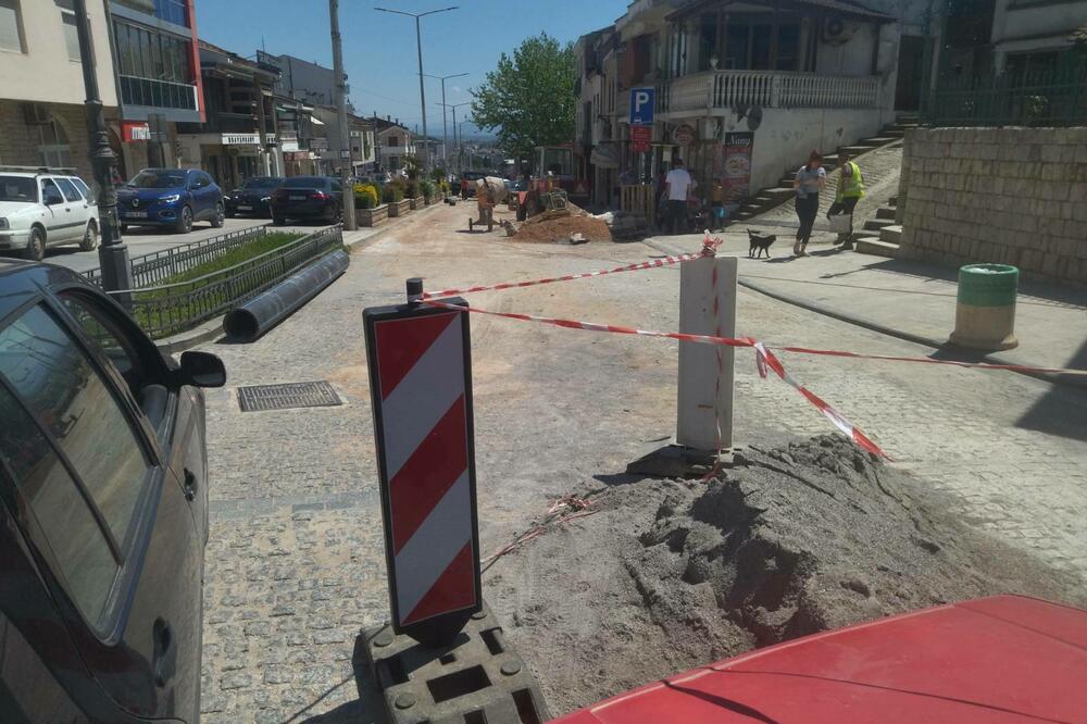 Ulcinj: Turiste za Prvomajske praznike čekaju rupe i raskopane ulice