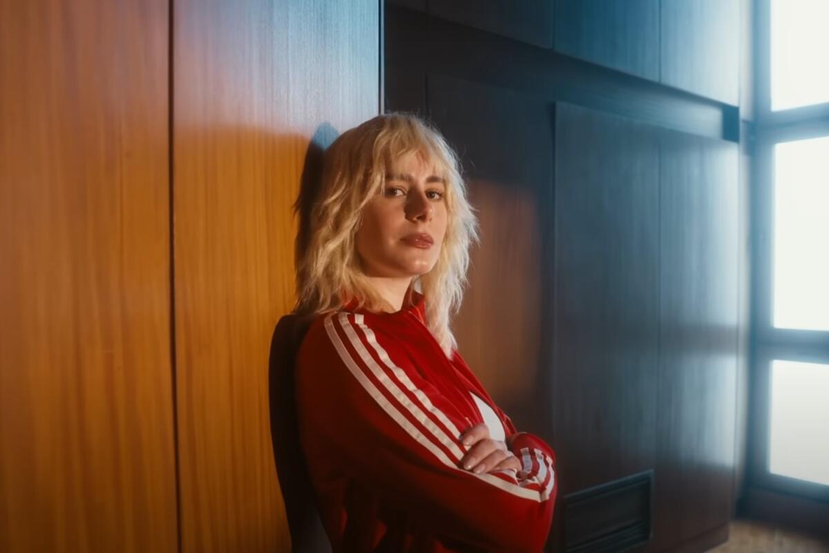 "Glupan" najavio novi album i donio zvučne i vizuelne promjene za Niku ...