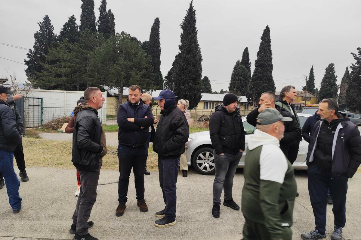 Botuni residents also blocked the roundabout in Donja Gorica, having ...
