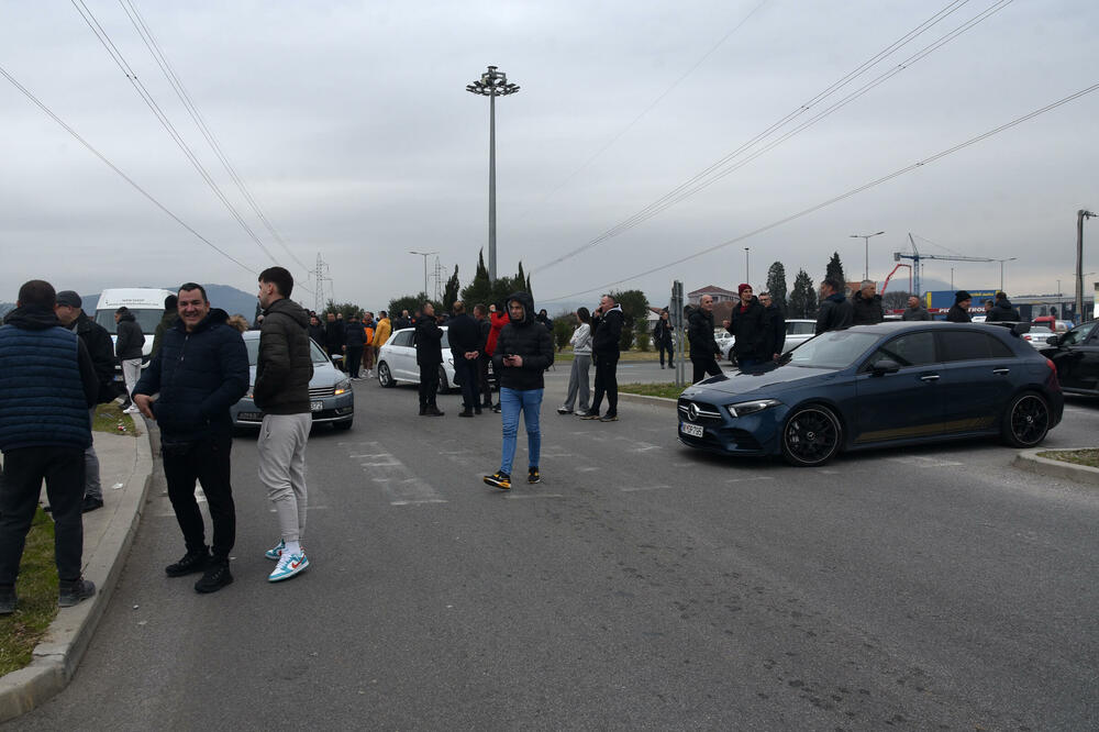 Residents of Botuni block Cetinje-Nikšić roundabout